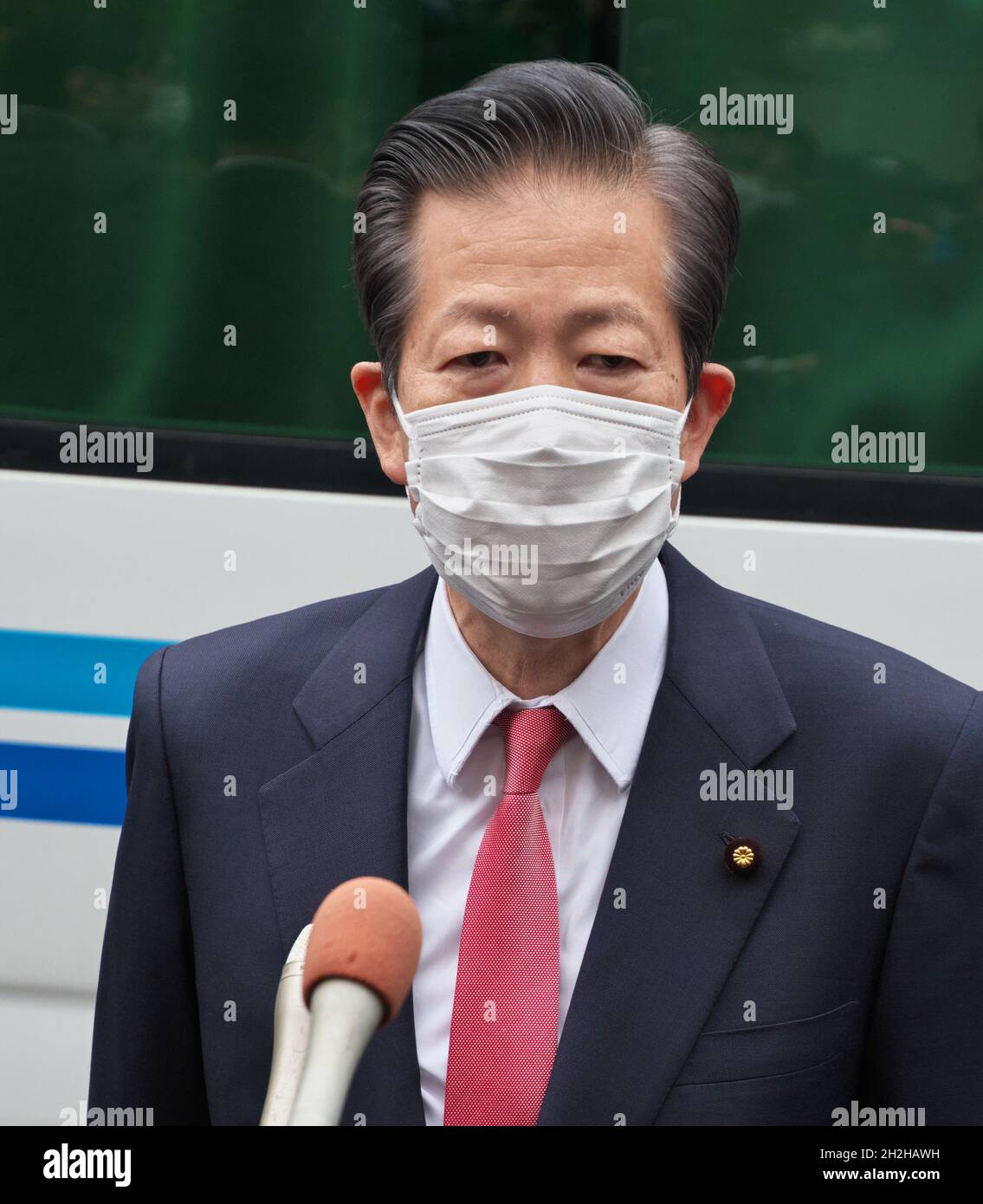 Komeito party leader Natsuo Yamaguchi answer TV reporter's question ...