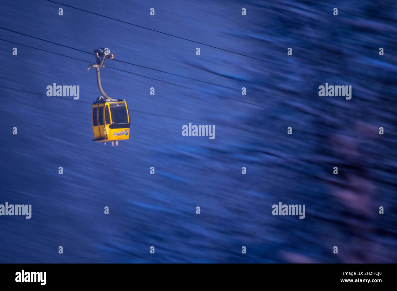 Yellow cable car at the ski resort of Mayrhofen Stock Photo - Alamy