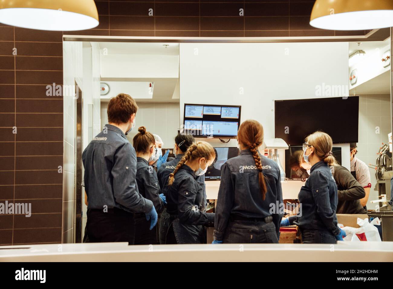 mcDonalds staff waiting orders Stock Photo - Alamy