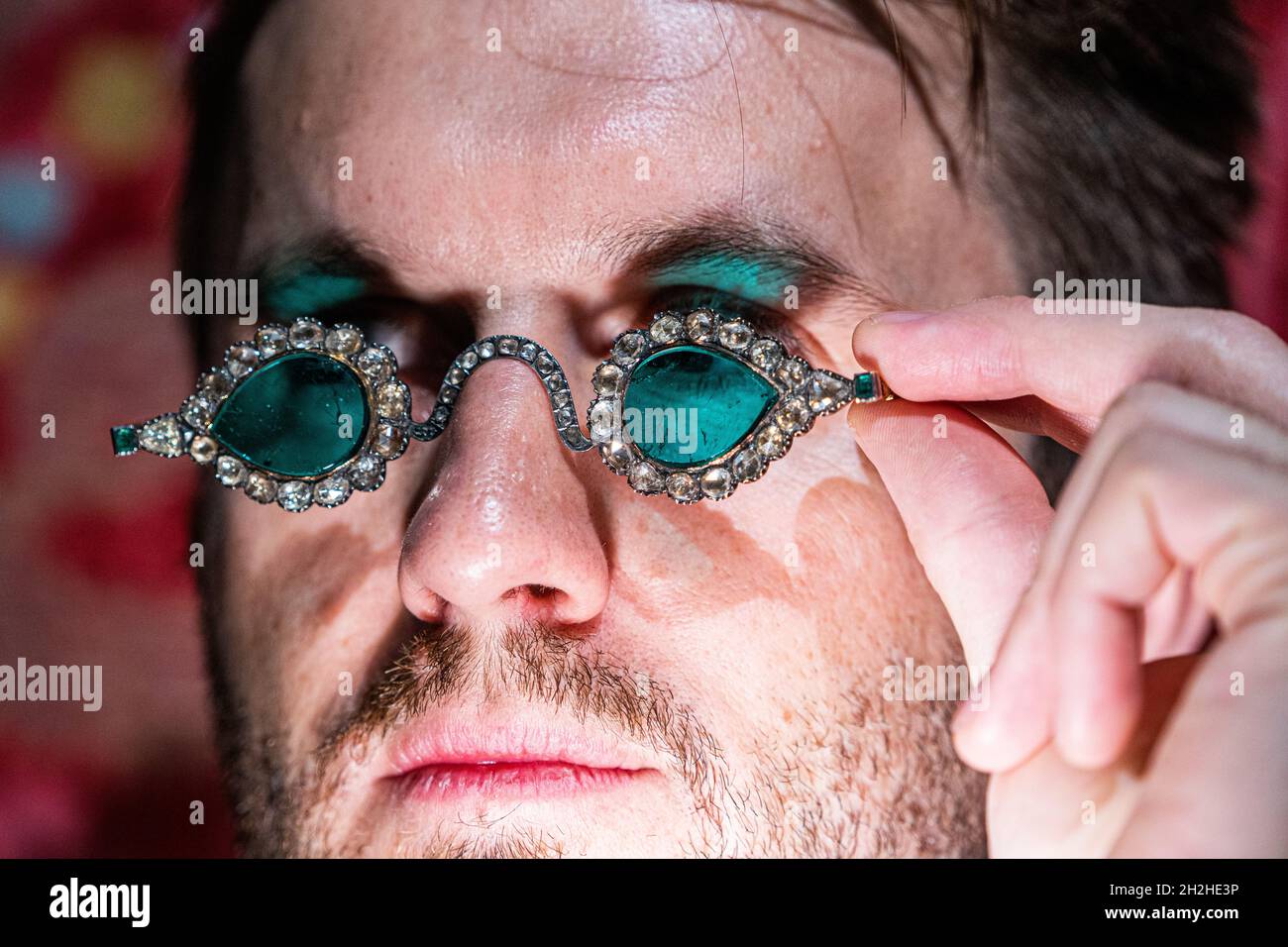 LONDON, UK. 22 Oct, 2021. A technician wearing a pair of Mughal ...