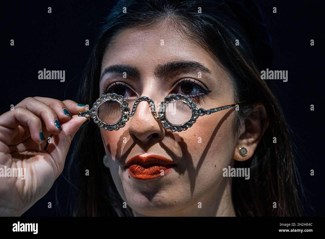 LONDON, UK. 22 Oct, 2021. A technician wearing a pair of Mughal ...