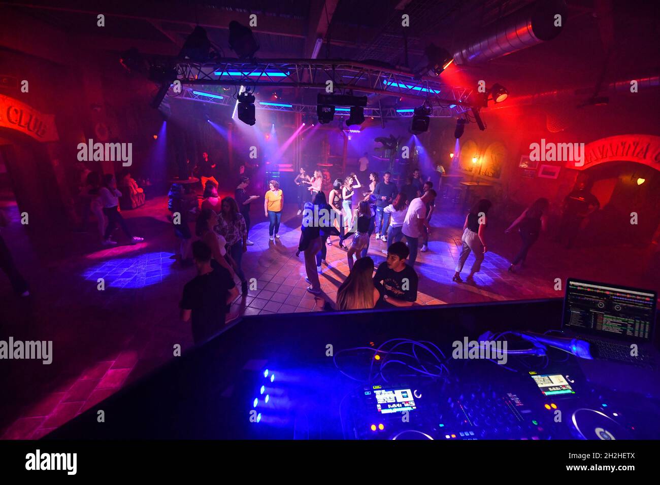 Girls dancing nightclub hi-res stock photography and images - Alamy