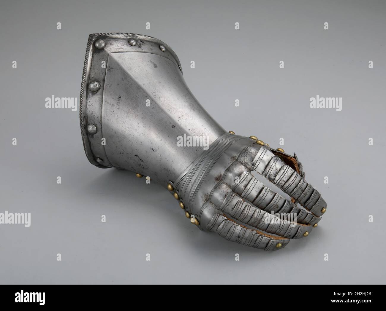 Suit armour gauntlet hand hi-res stock photography and images - Alamy