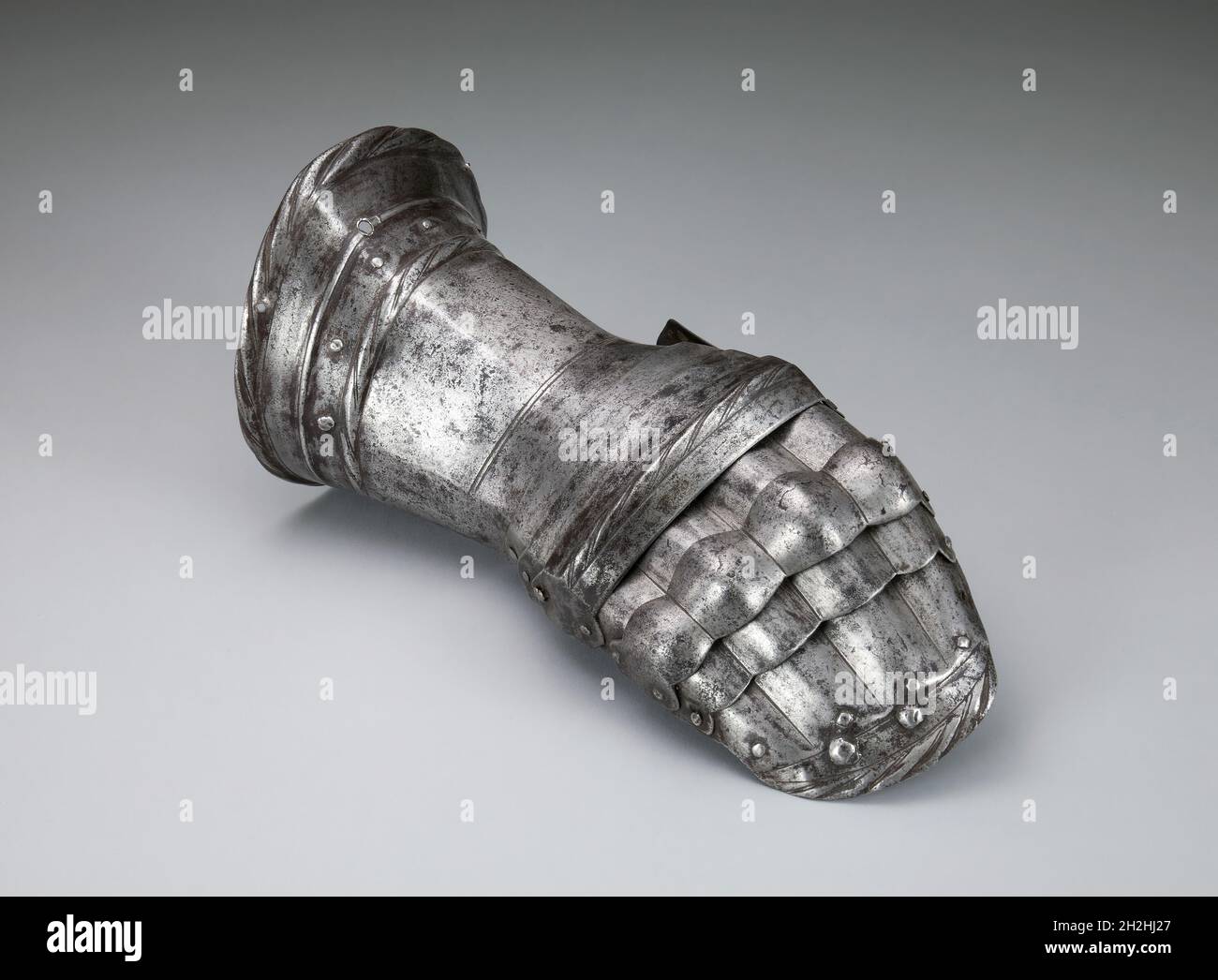 Suit armour gauntlet hand hi-res stock photography and images - Alamy