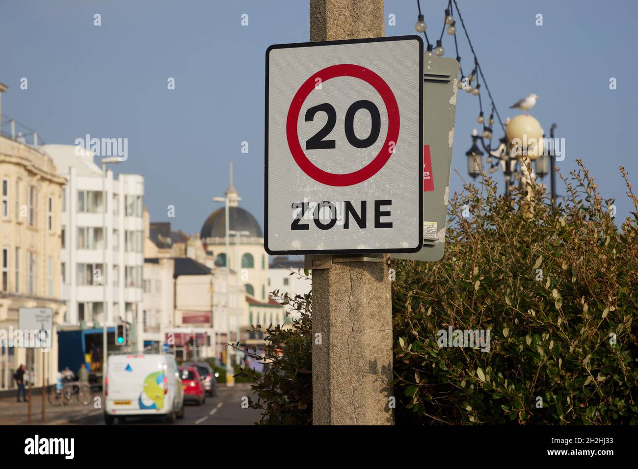 20 mph speed limit sign along an urban street Stock Photo - Alamy