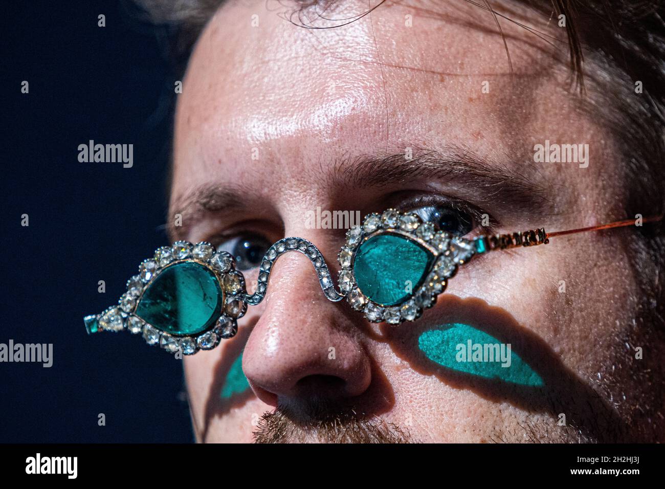 LONDON, UK. 22 Oct, 2021. A technician wearing a pair of Mughal ...