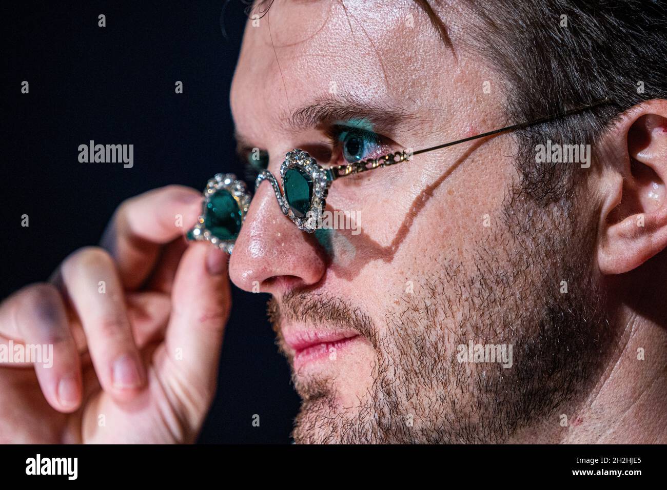 LONDON, UK. 22 Oct, 2021. A technician wearing a pair of Mughal ...