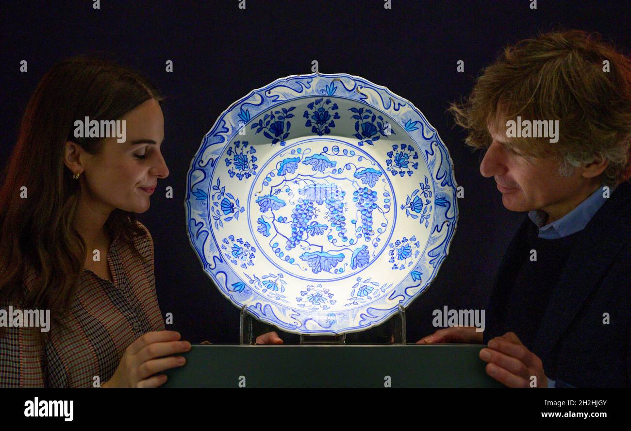 Monumental iznik pottery dish with grape vines hi-res stock photography and images - Alamy