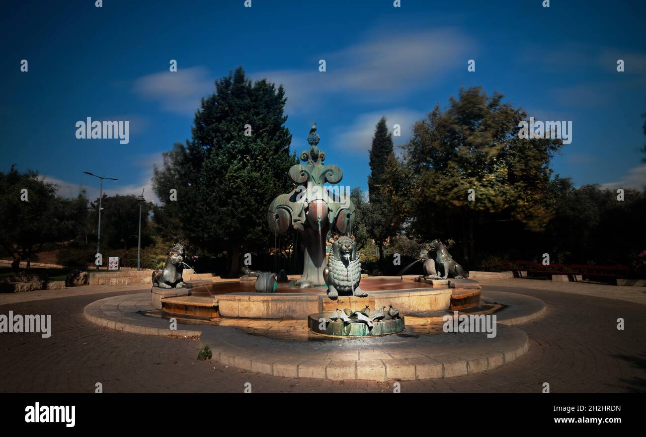 Beautiful big fountain hi-res stock photography and images - Alamy