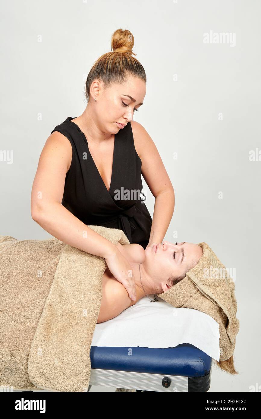 Professional masseuse massaging her female client Stock Photo - Alamy