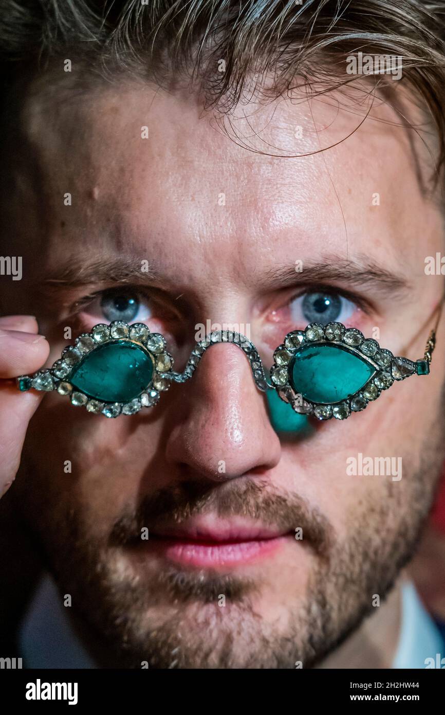Lenses circa 17th century hi-res stock photography and images - Alamy