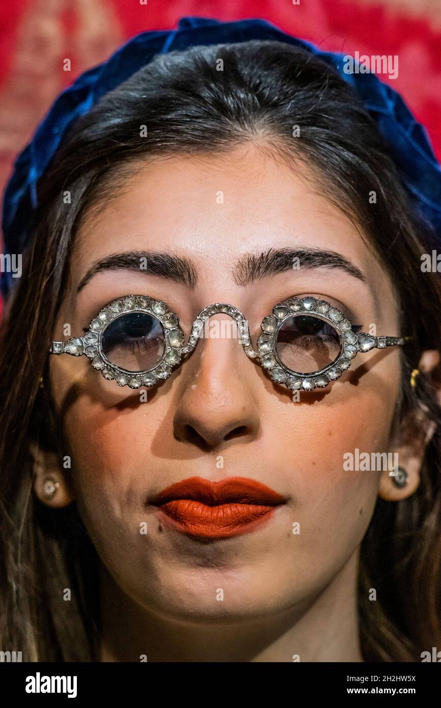 Lenses circa 17th century hi-res stock photography and images - Alamy