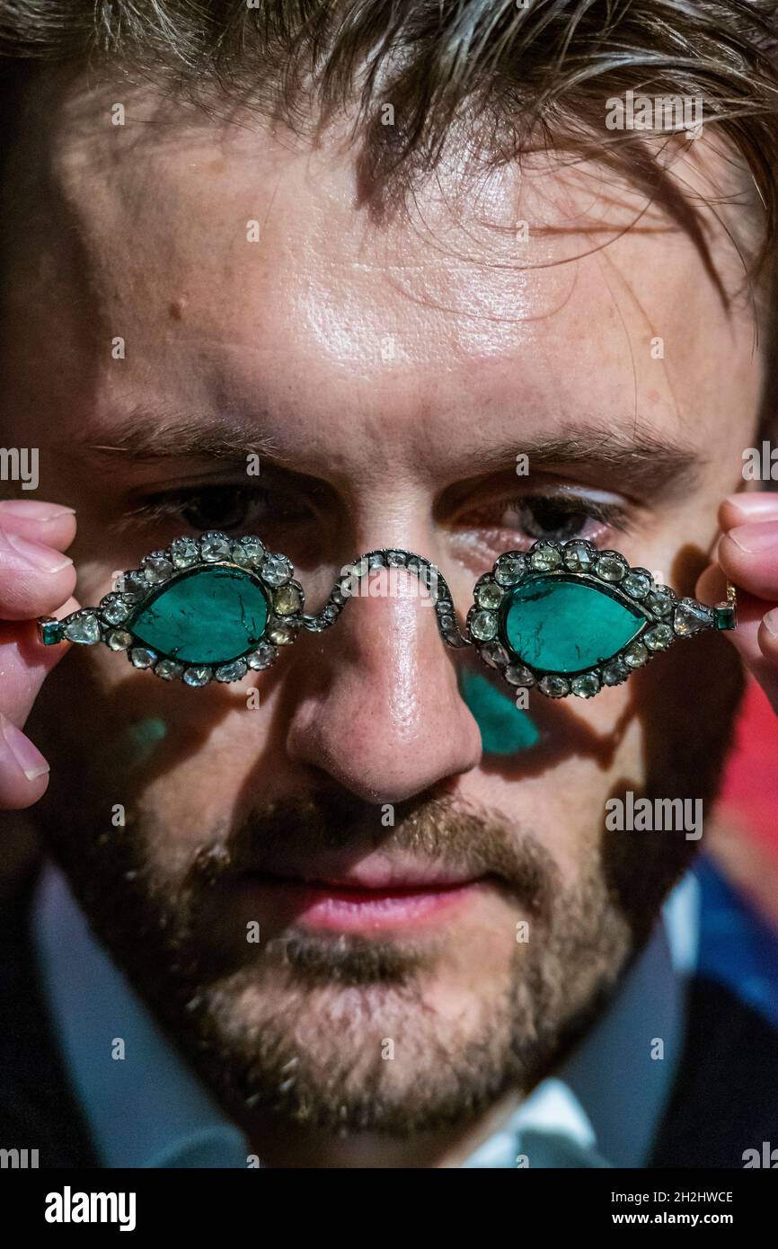 London, UK. 22nd Oct, 2021. A pair of Mughal spectacles set with ...