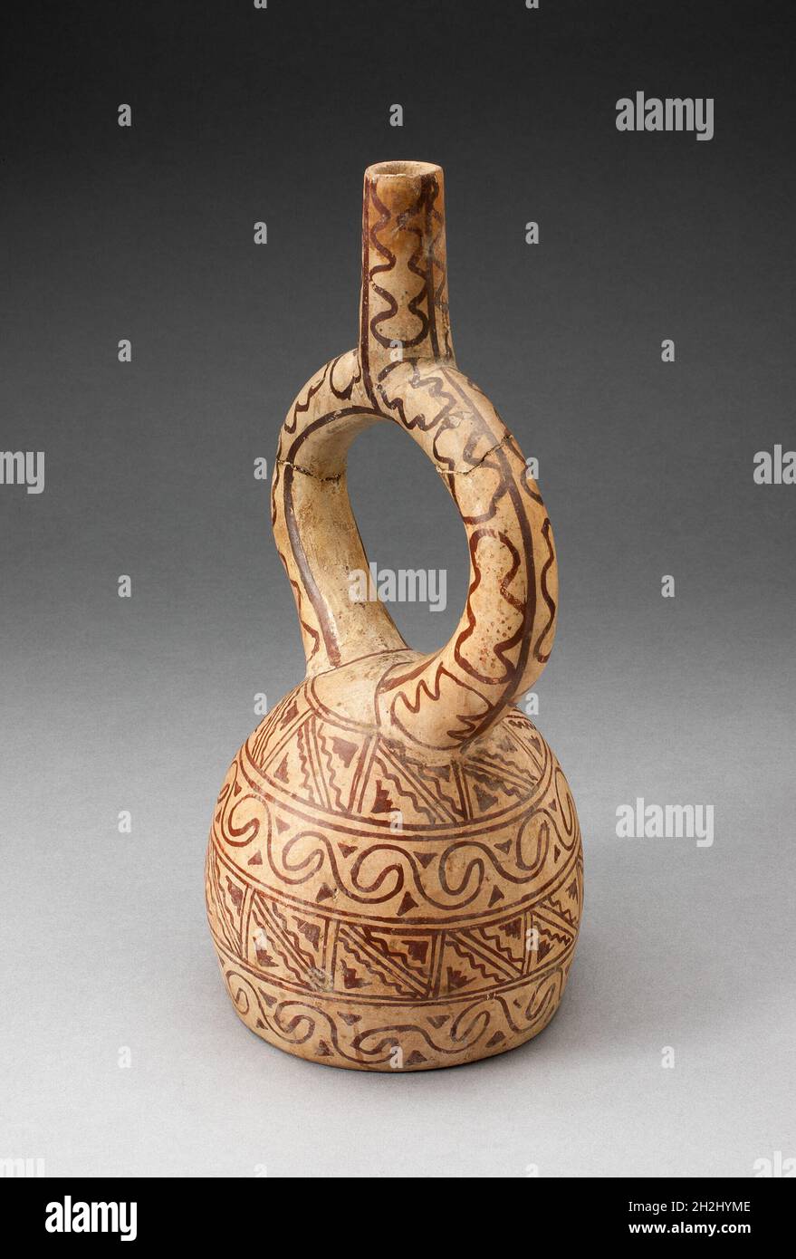 Stirrup spouted mochica ceramic hi-res stock photography and images - Alamy