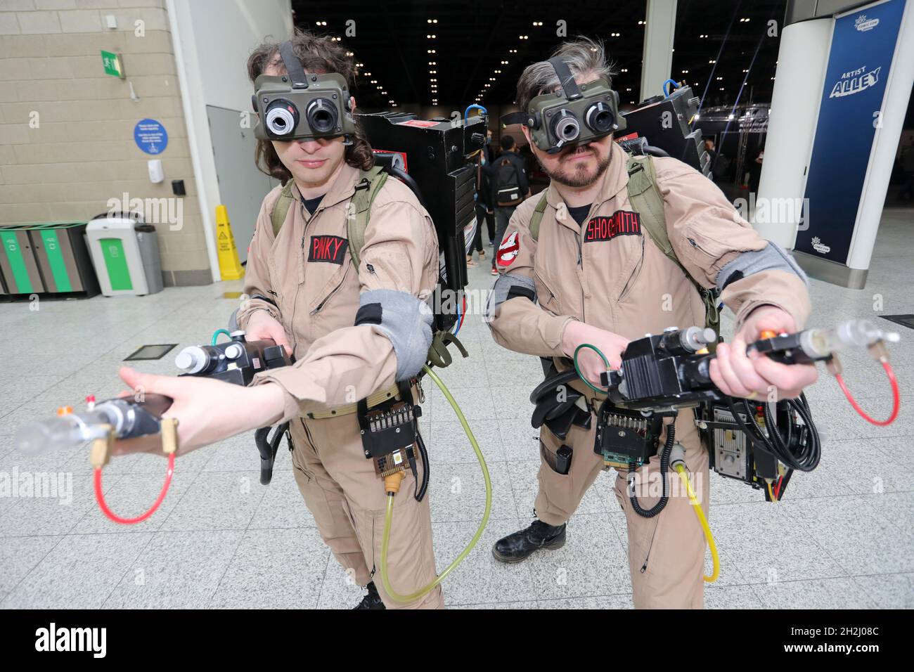London, UK. 22nd Oct, 2021. Participants dressed up as Ghostbusters at ...