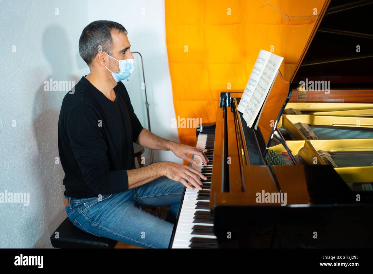 Pianist suit hi-res stock photography and images - Alamy