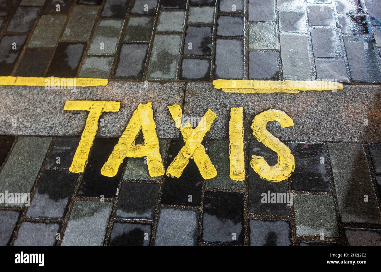 City centre road sign hi-res stock photography and images - Alamy