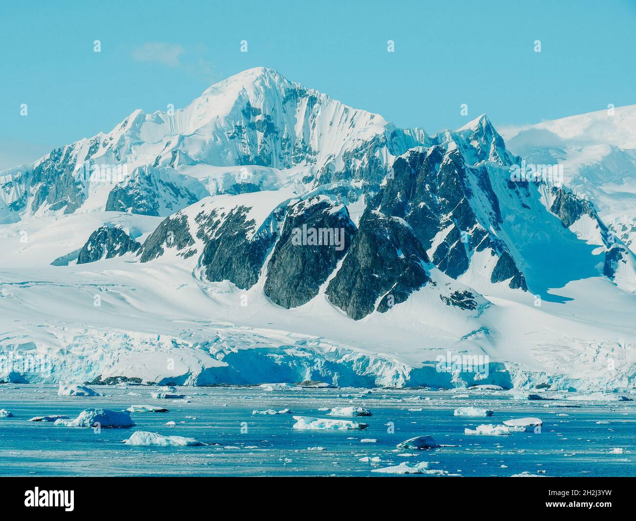 Beautiful landscape with snowy mountains and glaciers in Antarctica ...