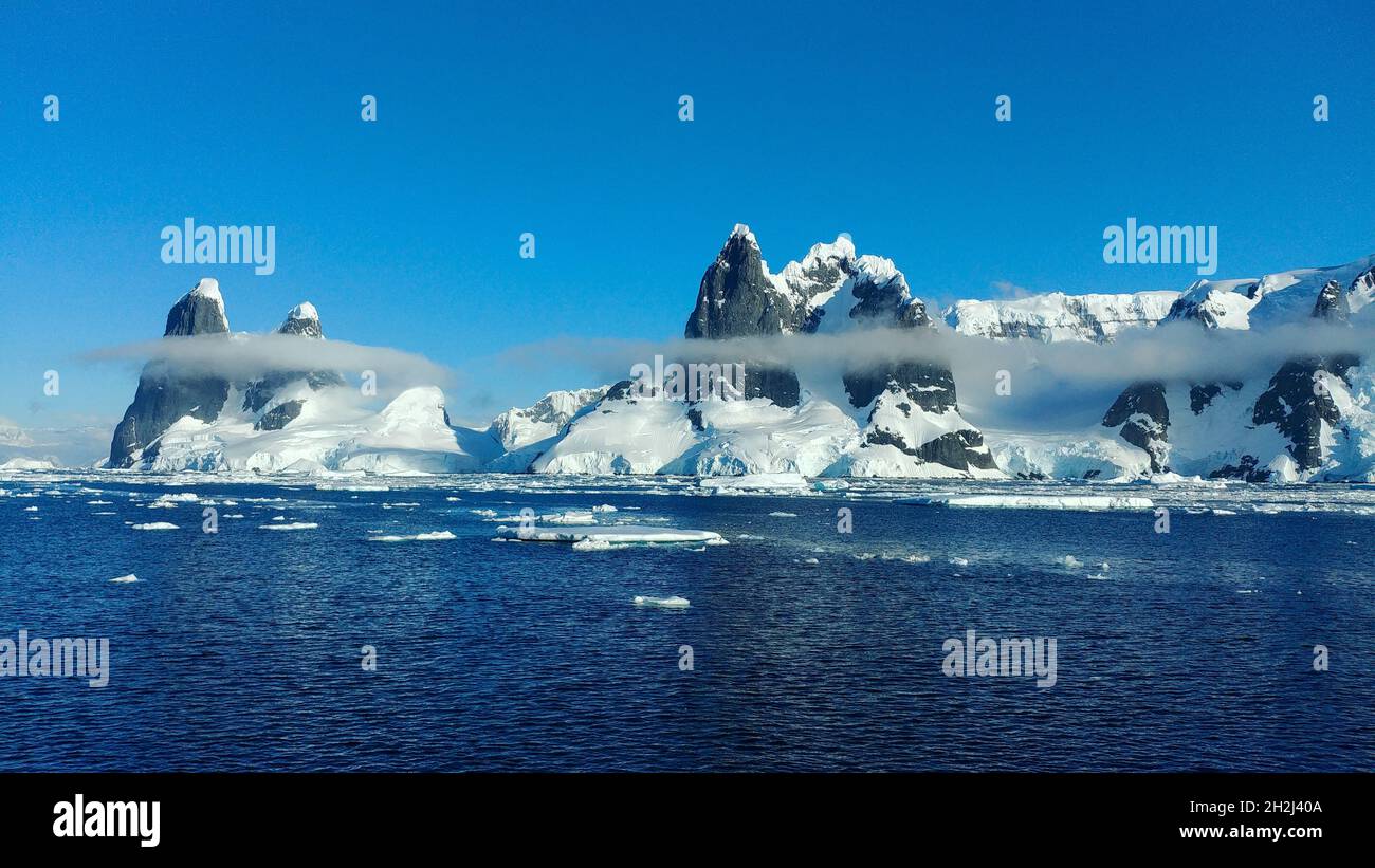 Beautiful landscape with snowy mountains and glaciers in Antarctica ...