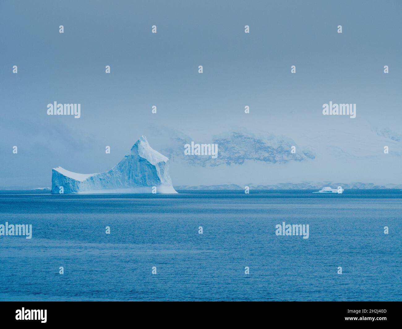 Beautiful landscape with snowy mountains and glaciers in Antarctica ...
