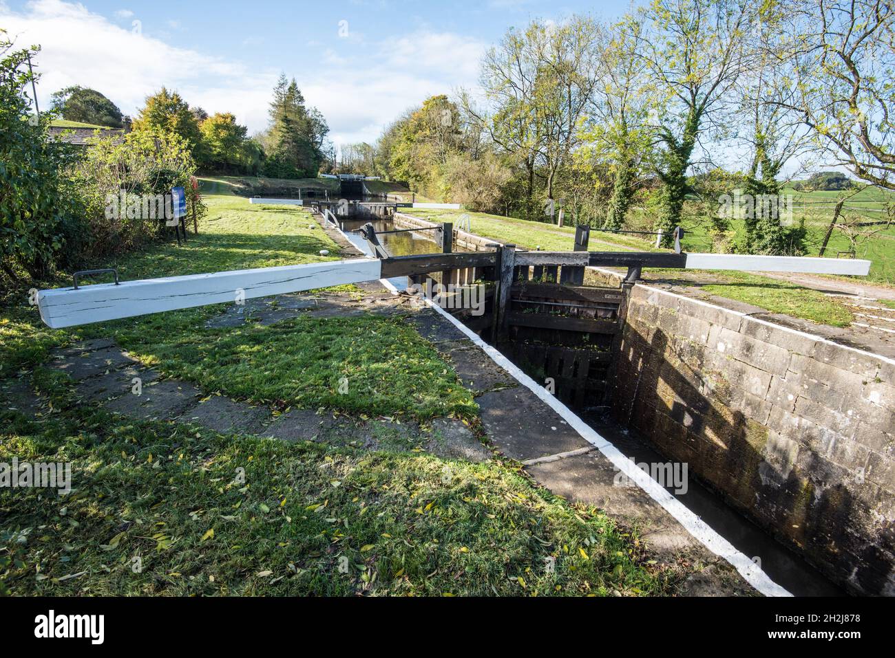 Carpenters lock, Leeds Liverpool canal near Gargrave Stock Photo - Alamy
