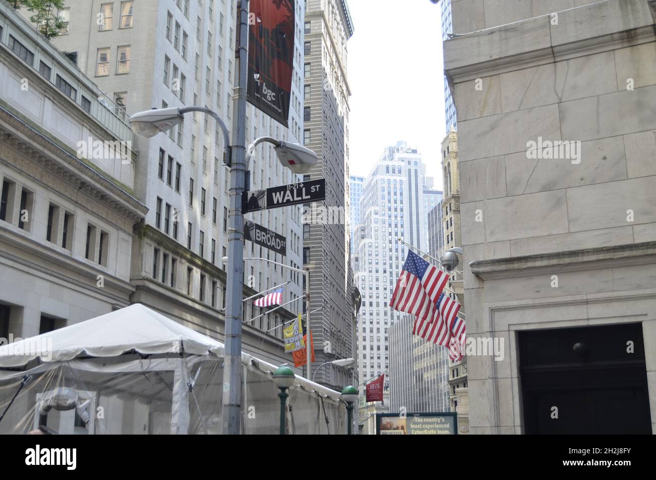 American flag financial district hi-res stock photography and images ...