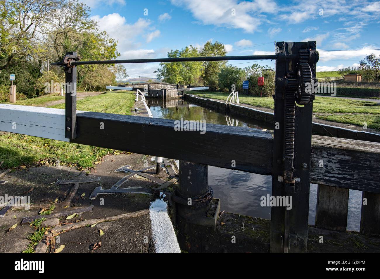 Carpenters lock, Leeds Liverpool canal near Gargrave Stock Photo - Alamy