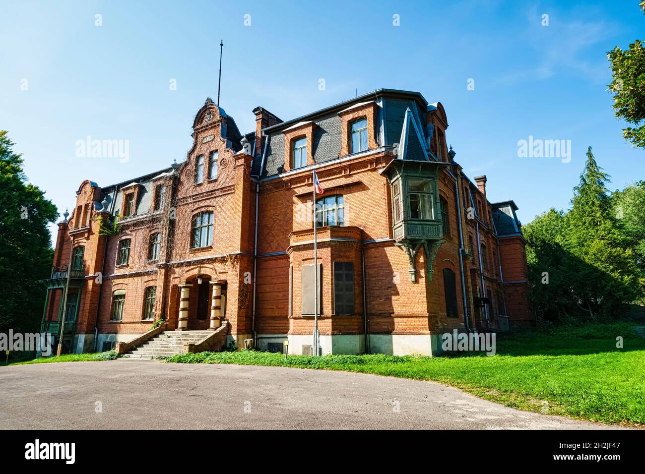 Hunting lodge historic building hi-res stock photography and images - Alamy