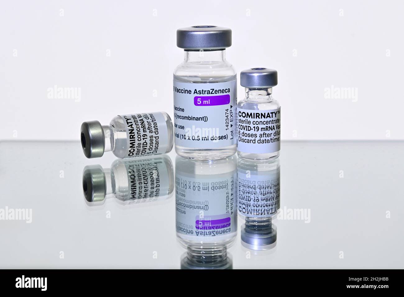 Munich, Deutschland. 22nd Oct, 2021. Topic picture - Comirnaty vaccine ...