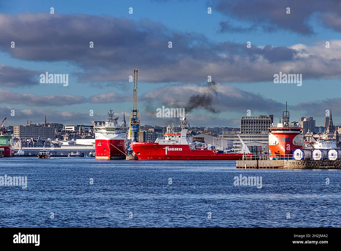 ABERDEEN CITY SCOTLAND HARBOUR CITY SKYLINE AND MOORED RED OIL RIG ...