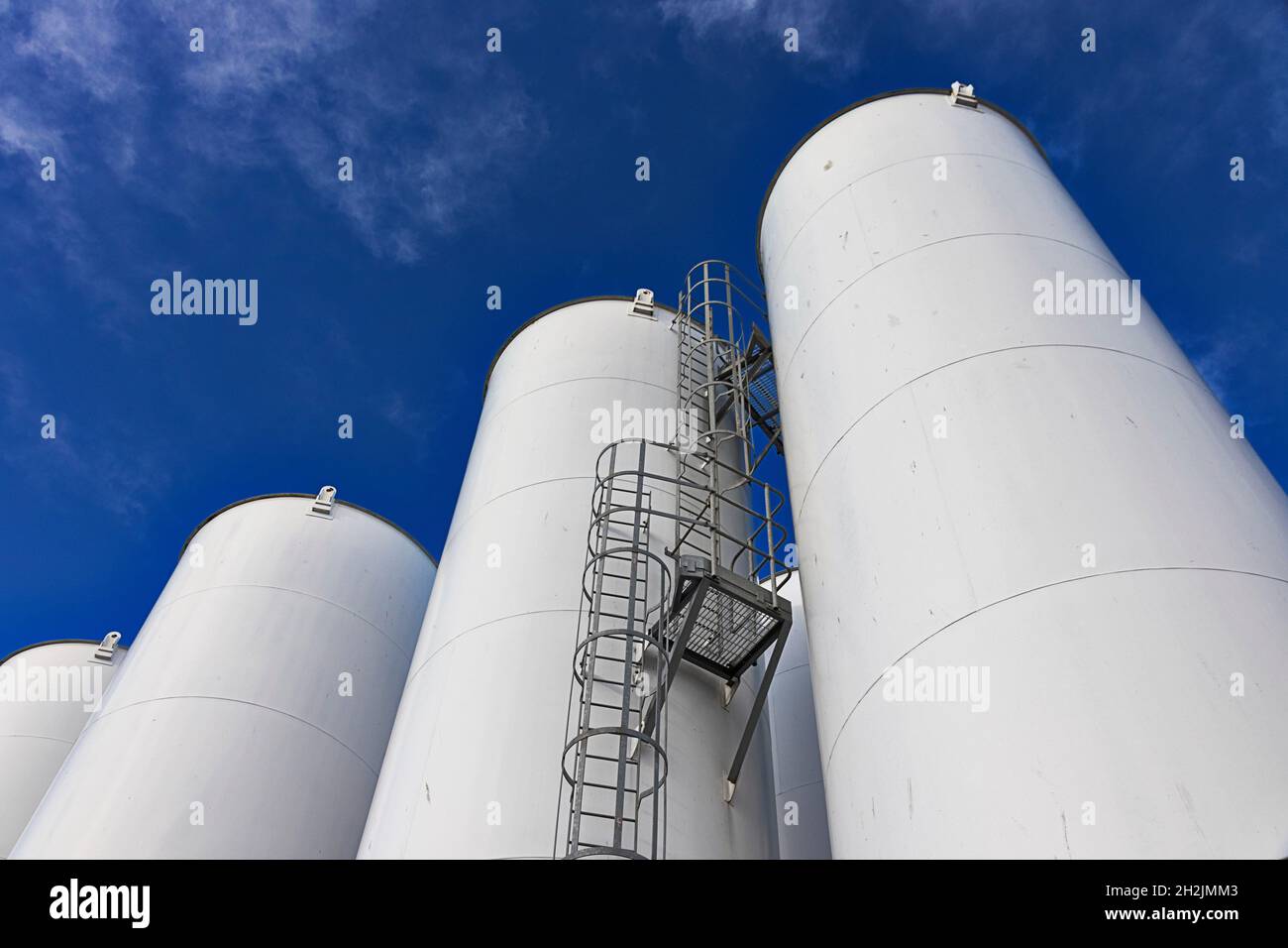 Cylindrical storage tanks hi-res stock photography and images - Alamy
