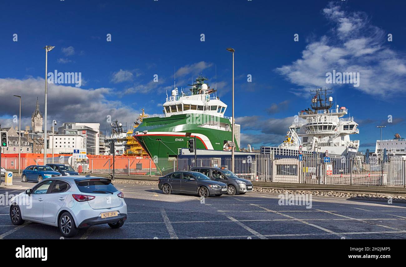 ABERDEEN CITY SCOTLAND MARKET STREET TRAFFIC WITH COLOURFUL MOORED ...