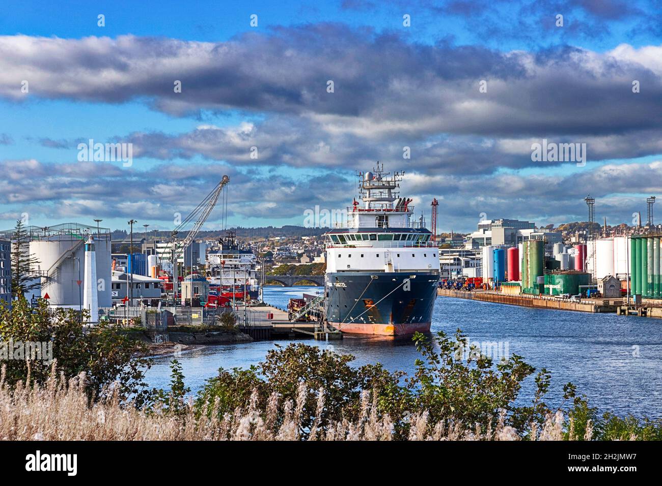 ABERDEEN CITY SCOTLAND THE HARBOUR A WHITE LEADING LIGHT TOWER AN OIL ...