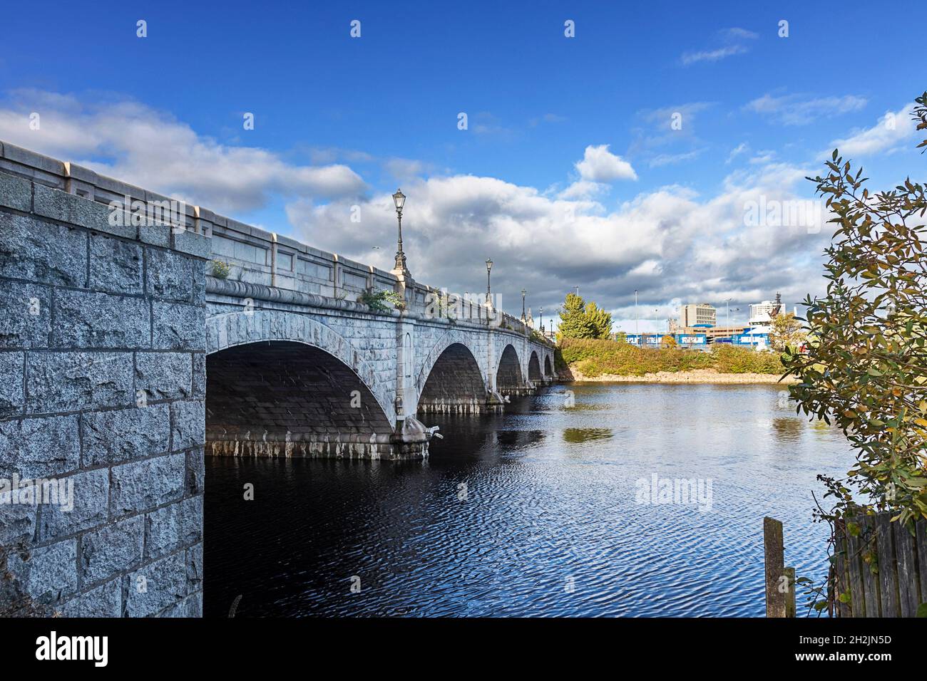 ABERDEEN CITY SCOTLAND VICTORIA BRIDGE OVER THE RIVER DEE Stock Photo ...
