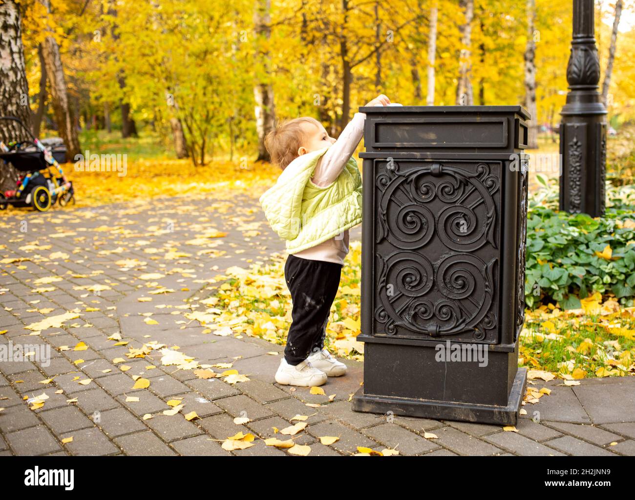 Boy throwing garbage into trash can hi-res stock photography and images ...