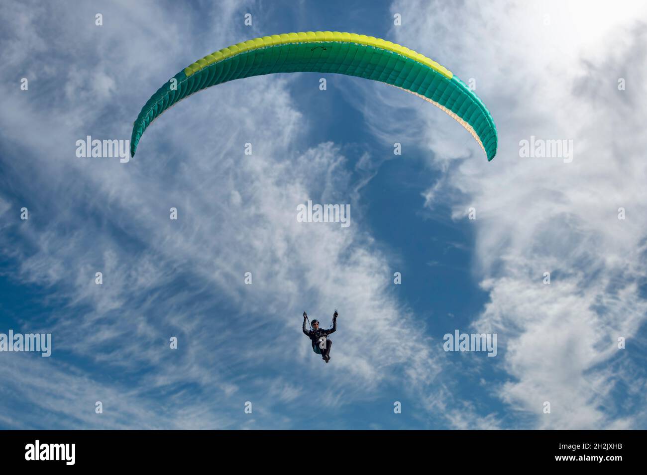 Flying paraglide hi-res stock photography and images - Alamy
