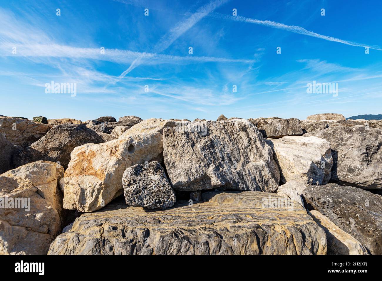 Boulder stone breakwater hi-res stock photography and images - Alamy