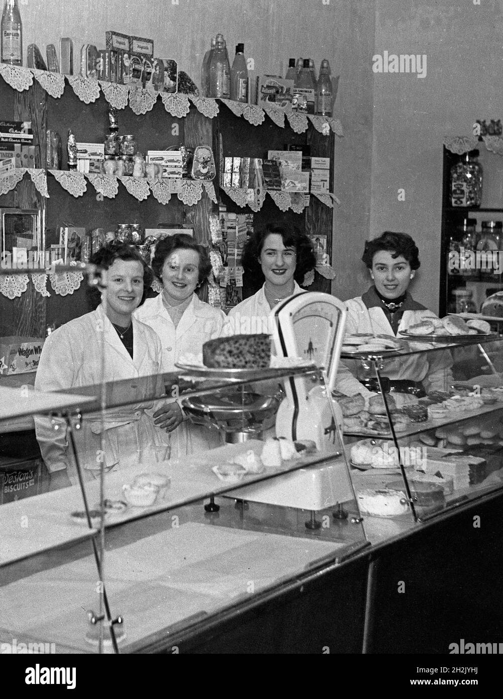 Shop girls 1940s Black and White Stock Photos & Images - Alamy