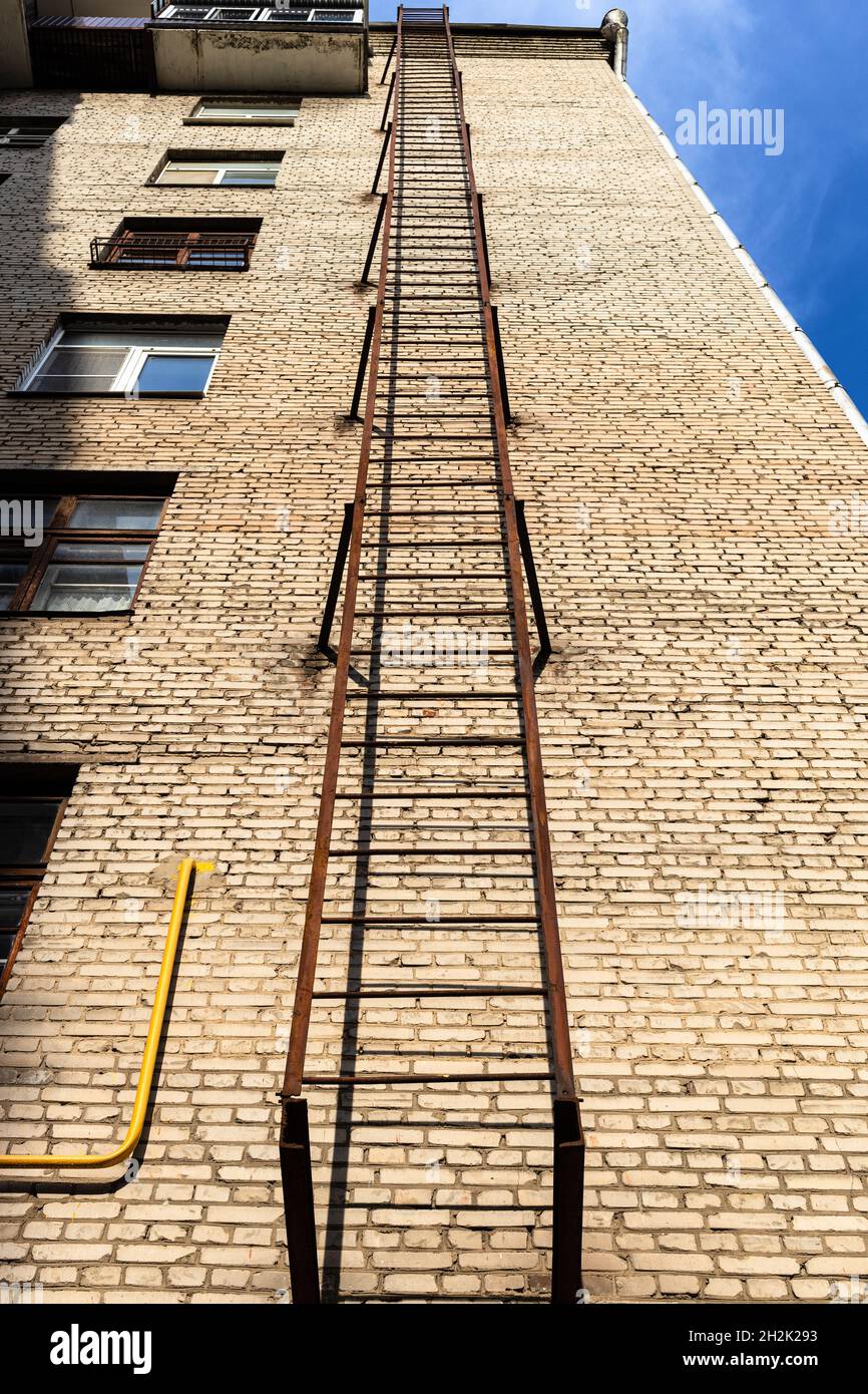 Fire escape to roof hi-res stock photography and images - Alamy