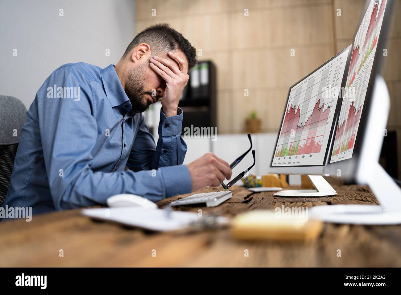 Stock Trade Looking At Financial Loss Online Stock Photo - Alamy