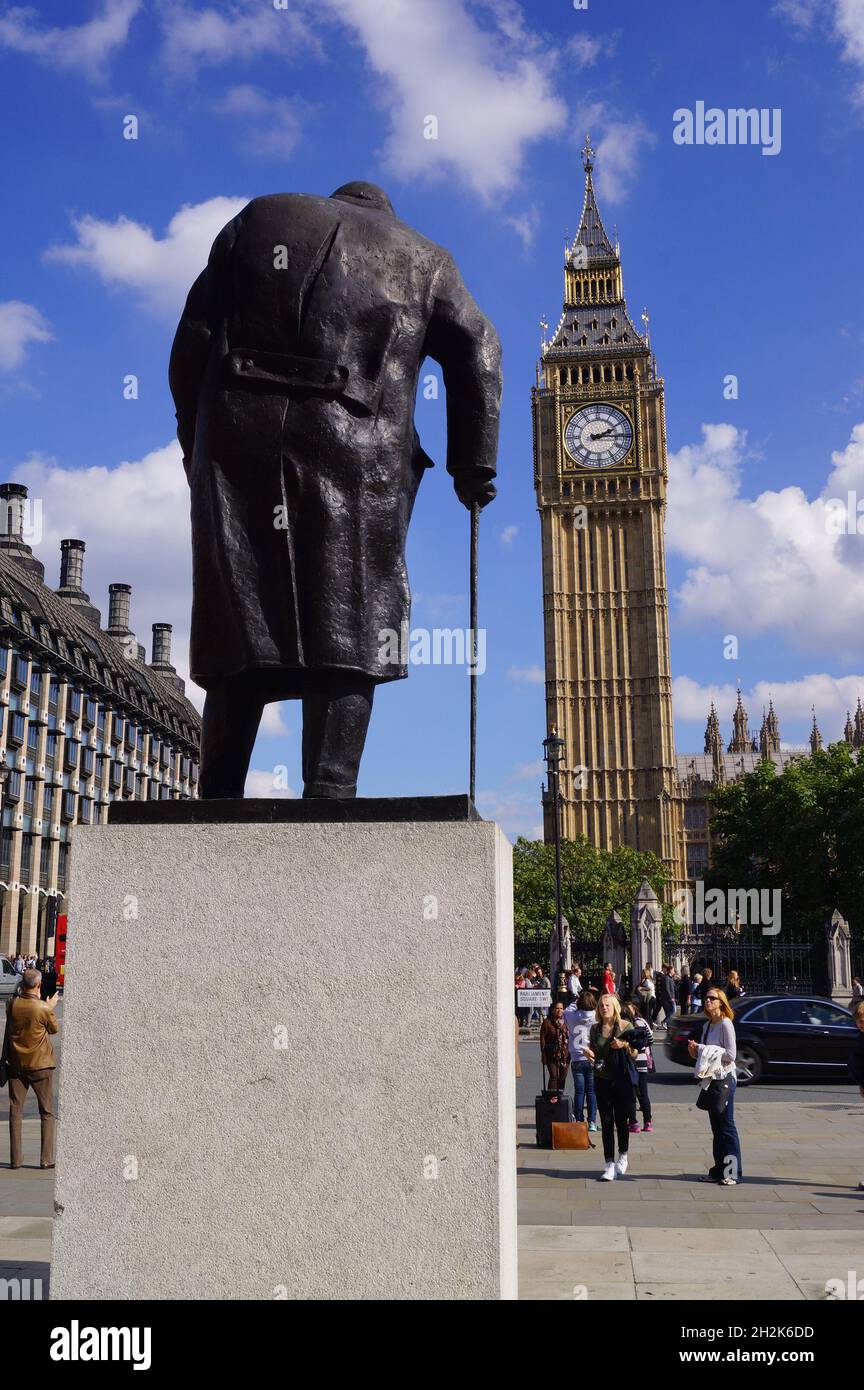 Statue of Winston Churchill facing the Big Ben clock tower in ...