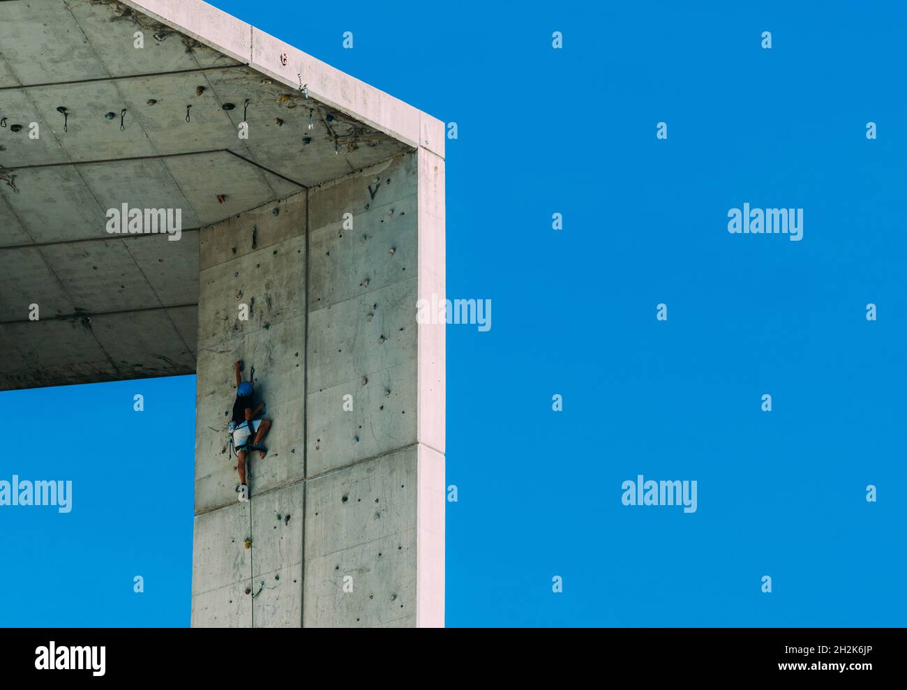 Man climbing building hi-res stock photography and images - Alamy