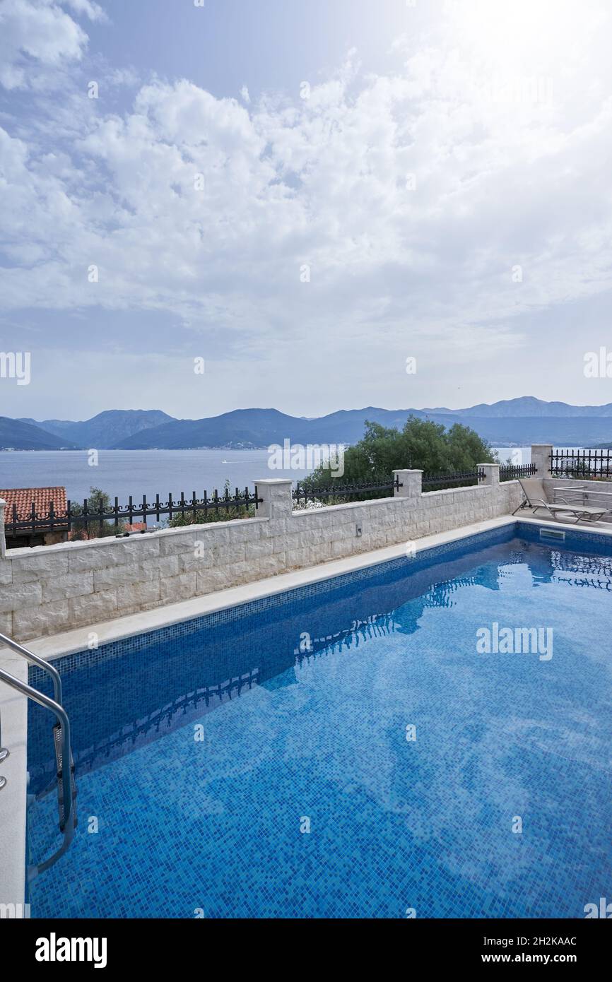 Modern house with a swimming pool hi-res stock photography and images ...