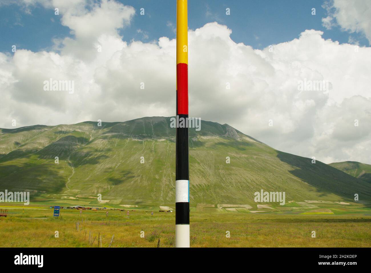 Black and yellow poles hi-res stock photography and images - Alamy