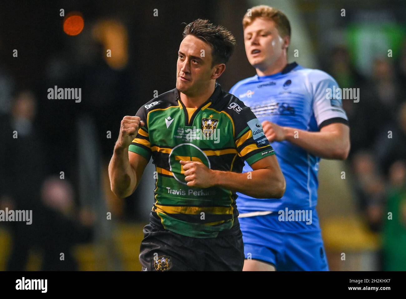 Alex Mitchell of Northampton Saints celebrates his try Stock Photo - Alamy