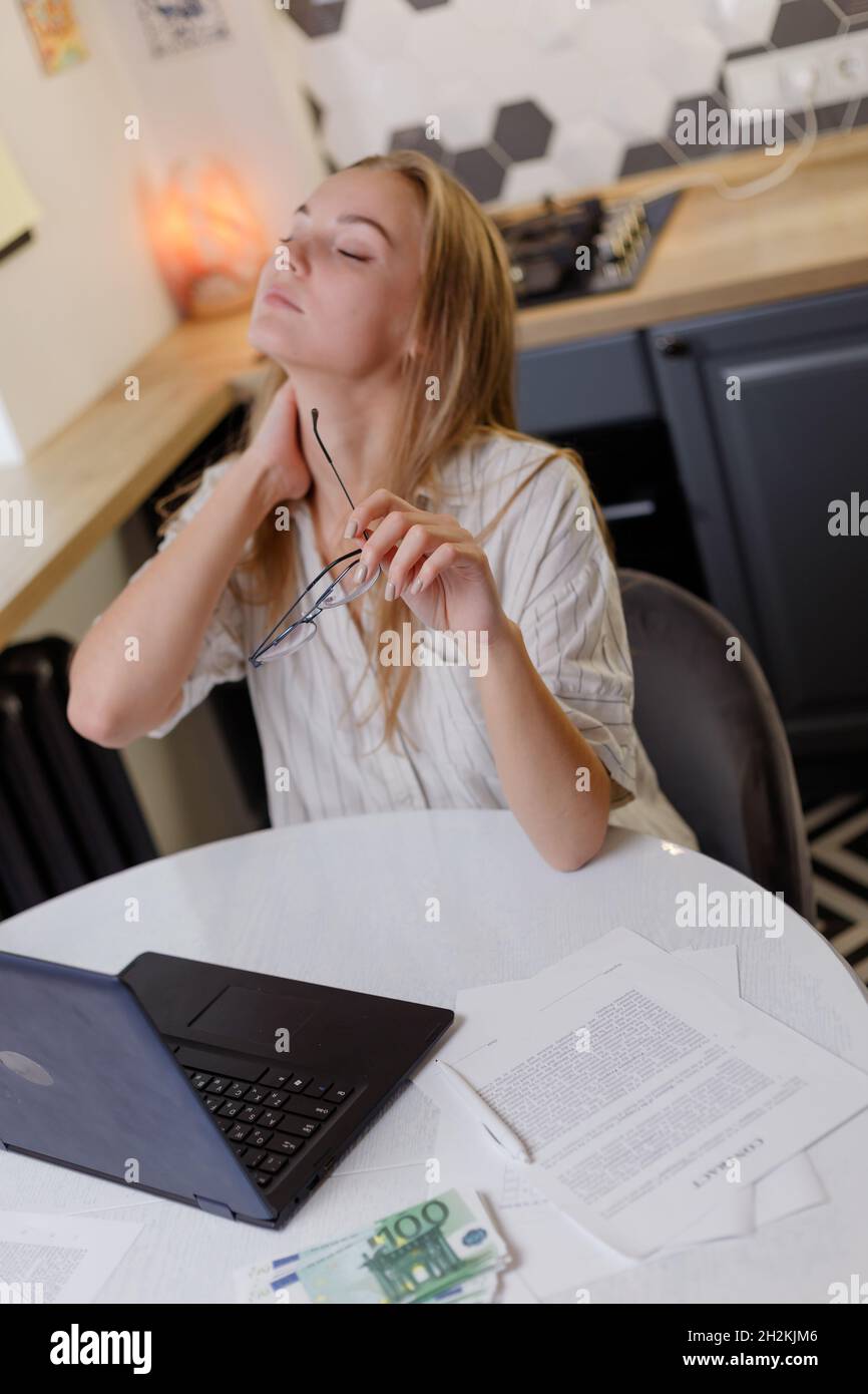 Woman working on pc hi-res stock photography and images - Alamy