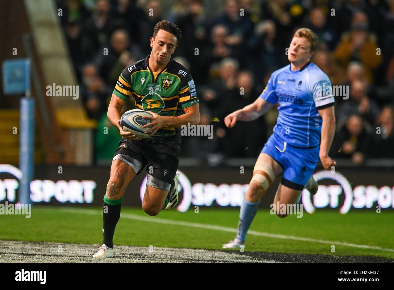 Northampton saints alex mitchell runs hi-res stock photography and ...