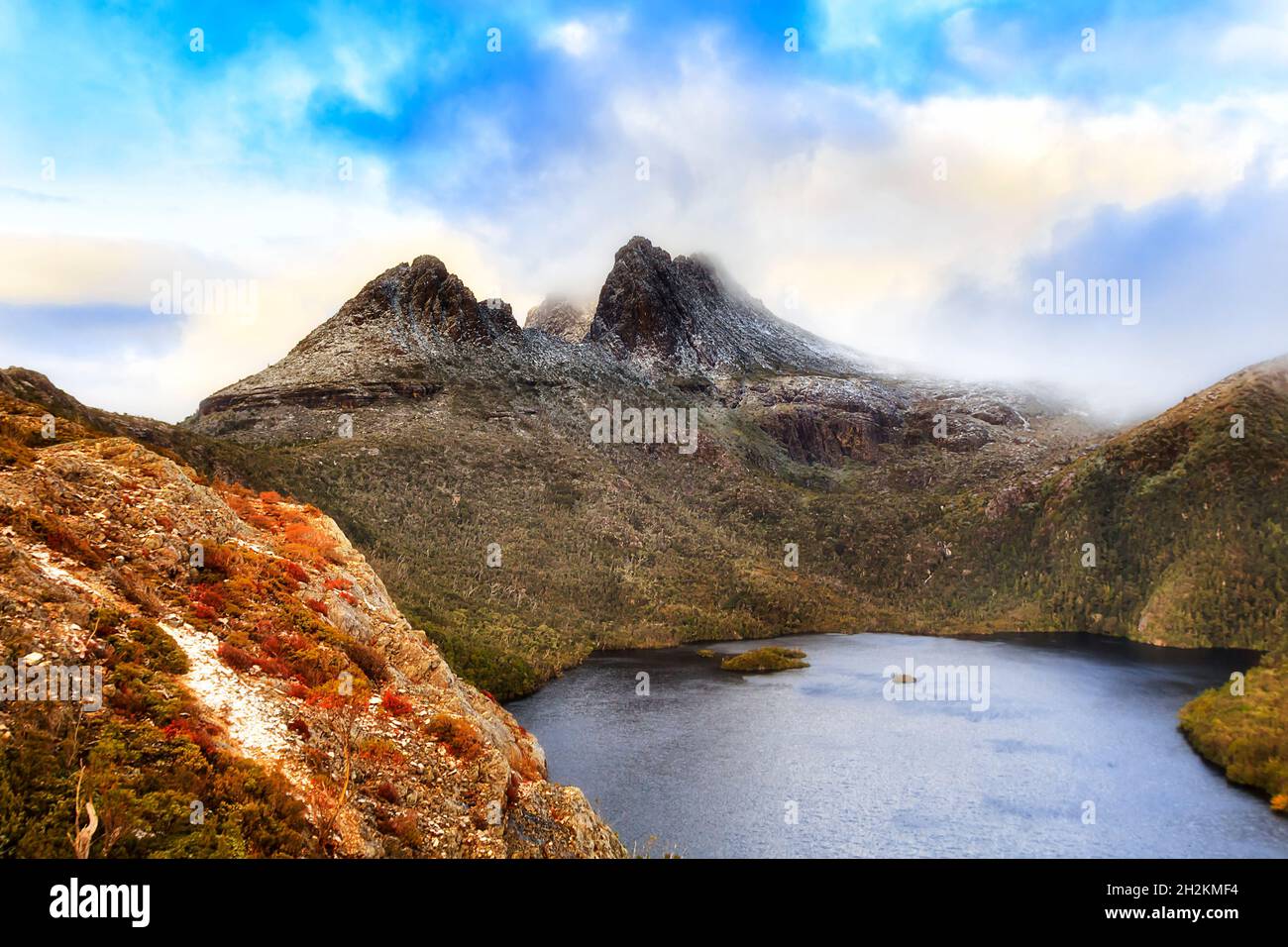 Close to three rocky peaks on summit of Cradle Mountain above Dove lake ...