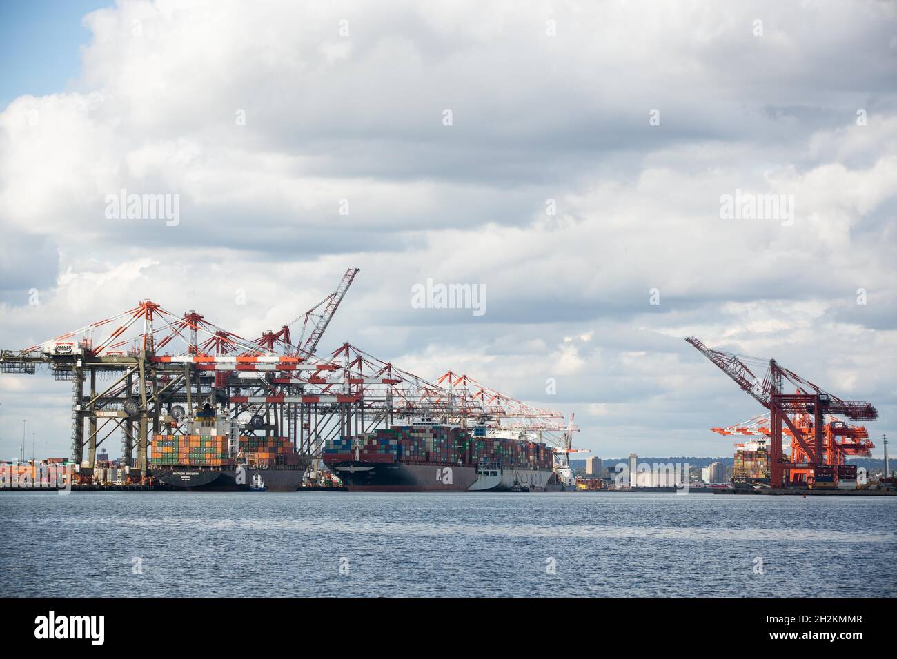 Newark, USA. 22nd Oct, 2021. Shipping containers cargo ships arrive at ...