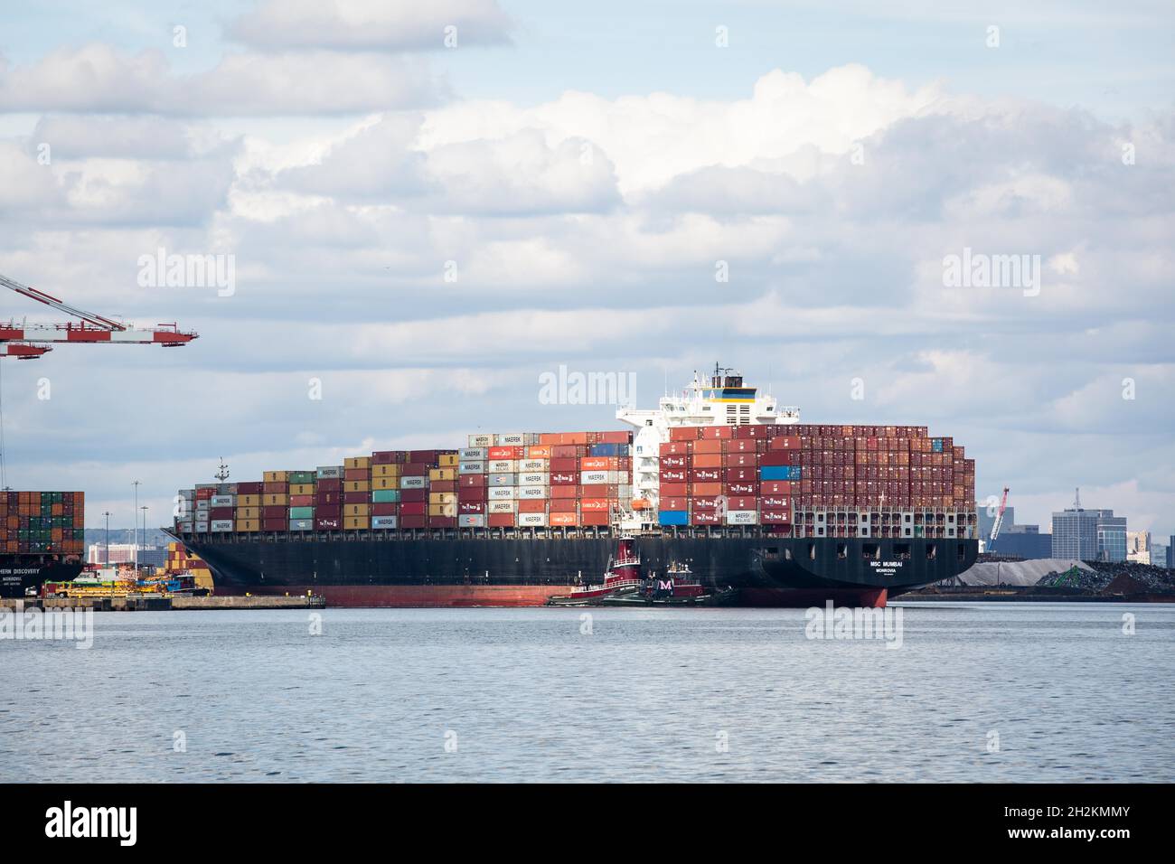 Newark, USA. 22nd Oct, 2021. Shipping containers cargo ships arrive at ...